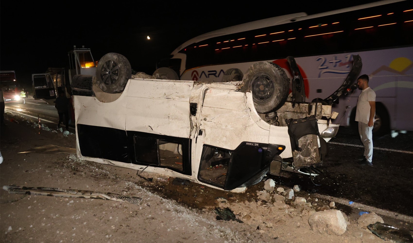 Otomobil ile minibüs kafa kafaya çarpıştı